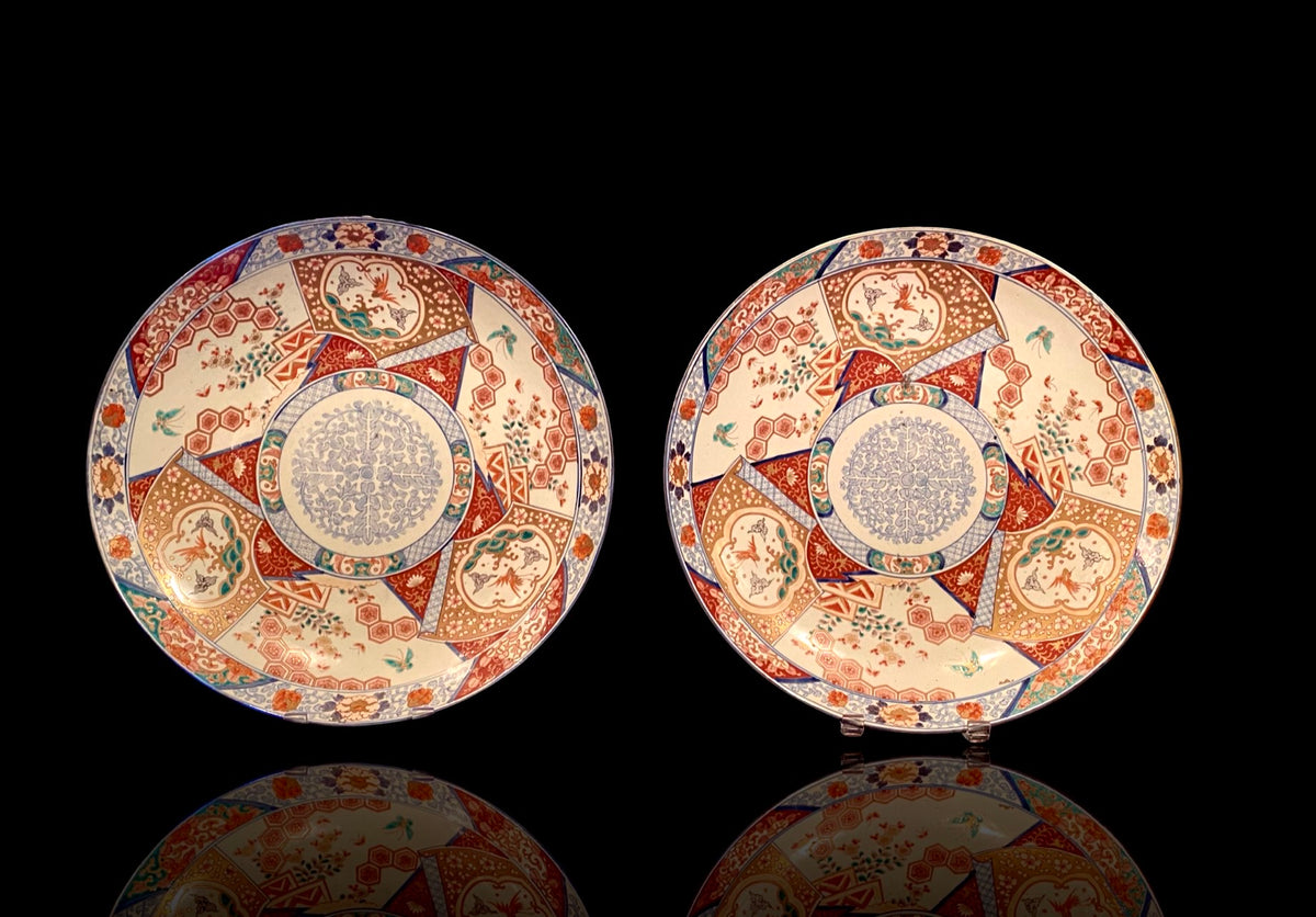 A Pair Of Imari Chargers – PetitMusee